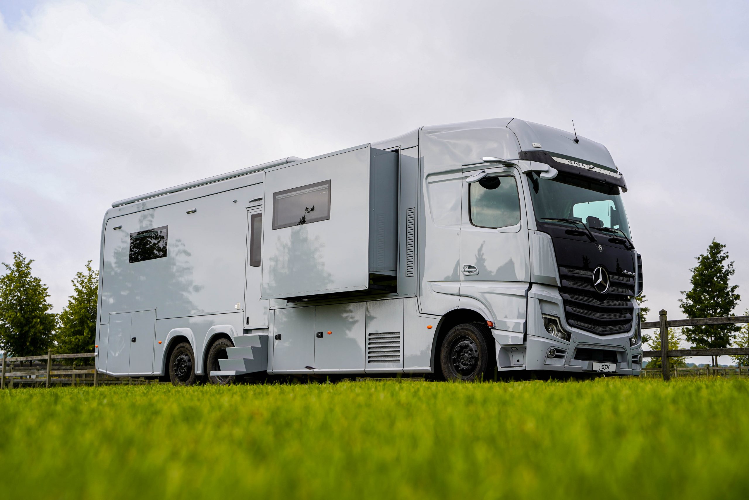 STX Mercedes Actros - 3 Pop-Outs/065 - STX Motorhomes